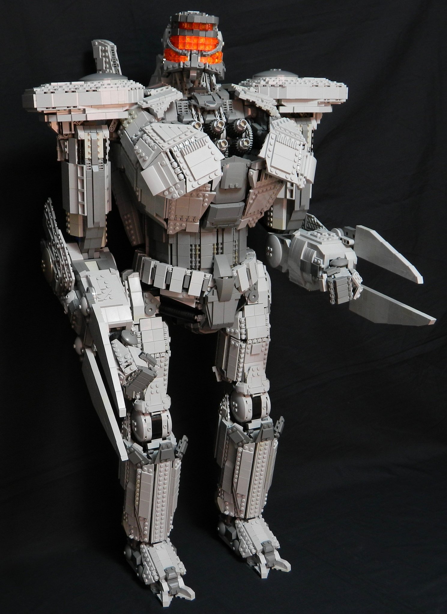 Custom LEGO 'Pacific Rim' Jaeger: Striker Eureka - Brick Brains
