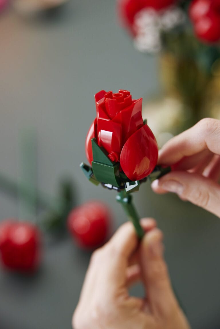 LEGO® Botanical Collection Blooms With Bouquet of Roses - Brick Brains